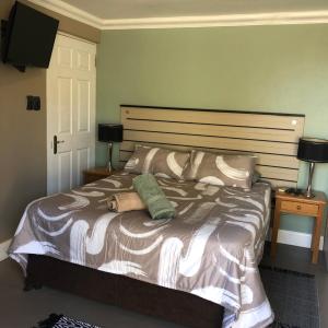 Esikhawini Bed and Breakfast, Cheap Hotel and Guest House Accommodation