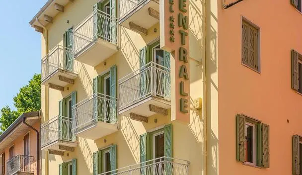 Elegantes Hotel Centrale Garda Bilder