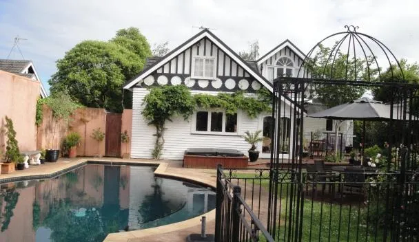 English Tudor House, Hamilton (updated prices 2026)