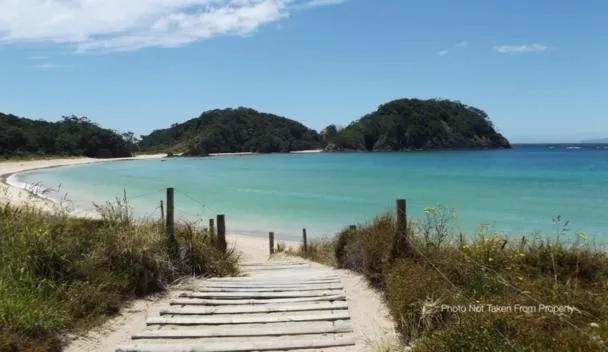 Matapouri bach - beautiful Northland beach, Matapouri (updated prices 2026)