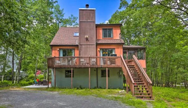Bushkill House with Deck and Community Amenities!, Bushkill (prețuri ...