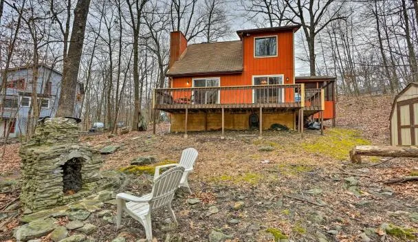 4 Mi to Tubing Cozy Bushkill Cabin with Deck!, Bushkill (precios ...