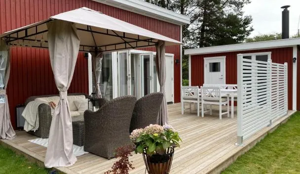 Modern stuga med 1 sovrum och 1 sovloft med stor terrass och vedeldad ...