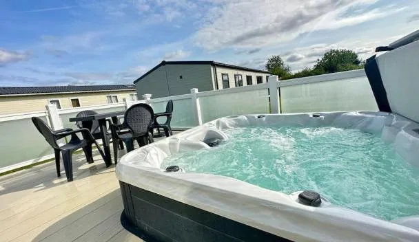 Spring View Hot tub Lodge, South Cerney (precios actualizados en 2026)