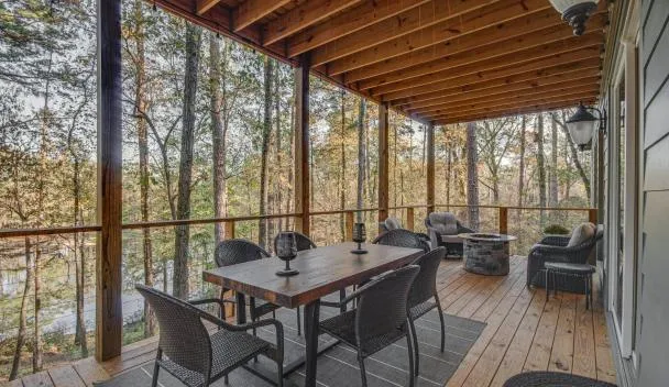 Waterfront Terry Home w/ 3 Decks & Hot Tub!, Terry (updated prices 2026)