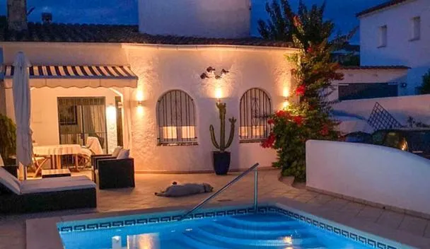 Charmante villa avec piscine dans les canaux, Empuriabrava (updated ...