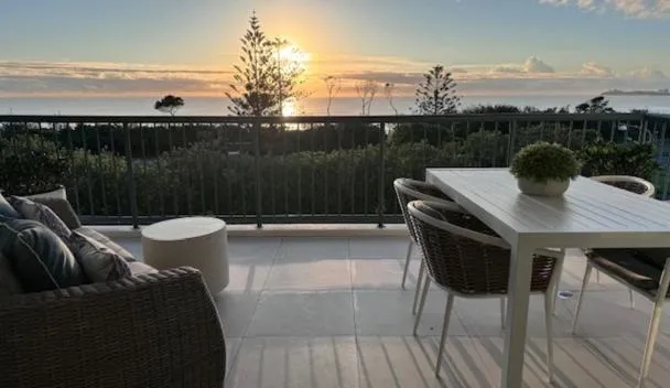 Panoramic Ocean View - 4th Floor Designer 2BR 2BTH, Alexandra Headland ...