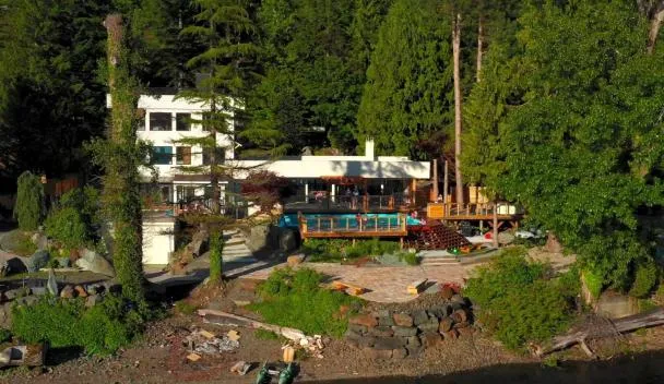 Ozarks Luxurious Lakeside Villa at Harrison Lake, Harrison Hot Springs ...