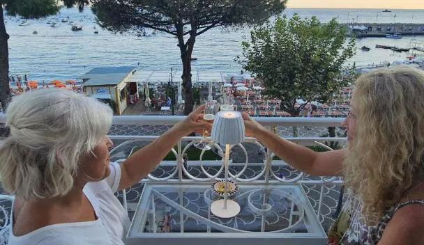 Galene - Beachfront in Costa d'Amalfi, Maiori (prezzi aggiornati per il ...