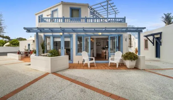 Poolside Waterfront - Orewa Oceanside Villa, Orewa (updated prices 2026)