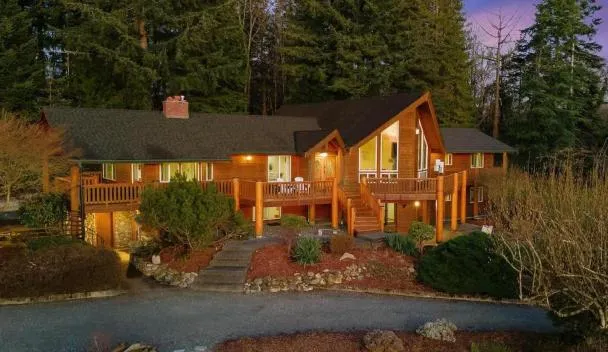 Lodge-Style Retreat 10 Acres King Beds, Sedro-Woolley (updated prices 2026)