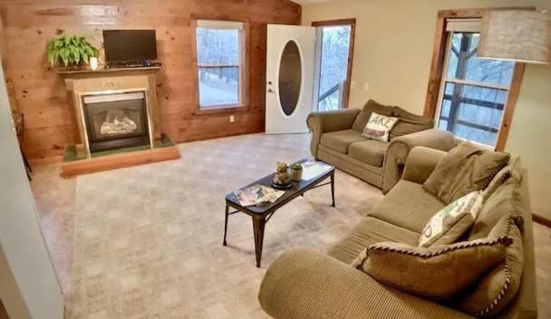Eastern Red Cabin - Giant Spa Tub, Peaceful Location, Eureka Springs ...