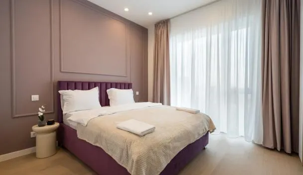 Lavender Luxury King bed Apartment, underground parking Near Promenada ...