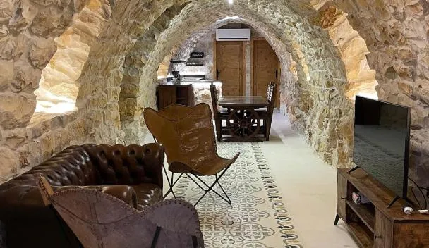 Bella Guesthouse with Garden, Pool & Jacuzzi, Kafr ‘Ubaydā ...