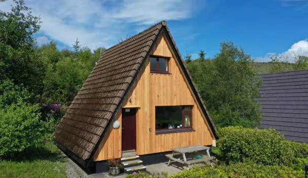 1 Bedroom Cabin with Mountain & Loch Views - Quiet Location between ...