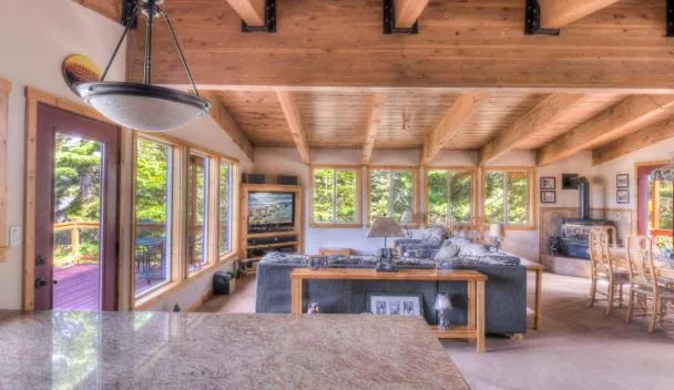 Chamberland Getaway Lake Views with Deck, Tahoma (updated prices 2026)
