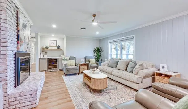 Patio, Yard, Views: Modern Home in Longview, Longview (updated prices 2026)