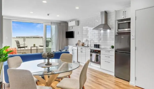 Hamilton High-Rise - Central Sunset Views, Hamilton (updated prices 2026)