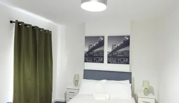Large Cardiff House with Self Check In, Free Parking & Fast WiFi ...