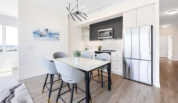 Spacious 3-Bedroom SkyLoft with Beautiful City Views and Parking ...