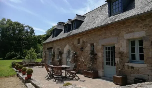 charmante longère sur domaine de Kerguéréon, Ploubezre (preços ...