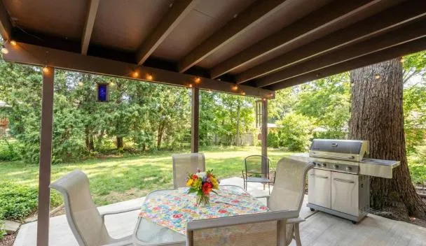 Spacious 4BR Home with BBQ Yard Near Golf Course, Rockford ...