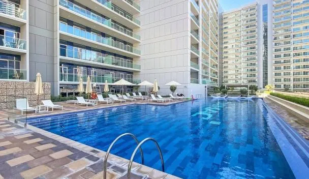 Modern 1-Bedroom Luxury Stay with Lake View in Reva, Business Bay ...