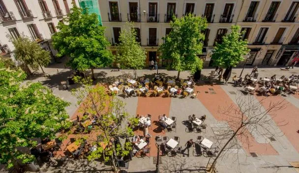 Pequeño descanso para 3, en Plaza de Chueca, Madrid (aktualisierte ...