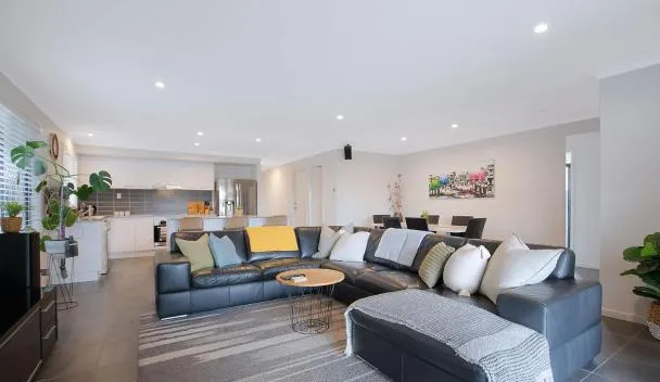 Dakabin Escape - Modern Comfort near Dining & Shops, Dakabin ...