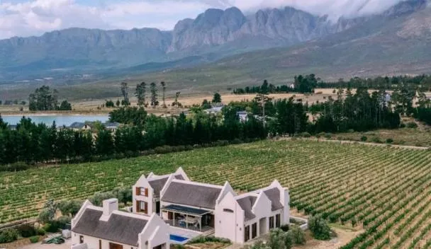 Skaap huis, Sir Lowryʼs Pass (updated prices 2026)