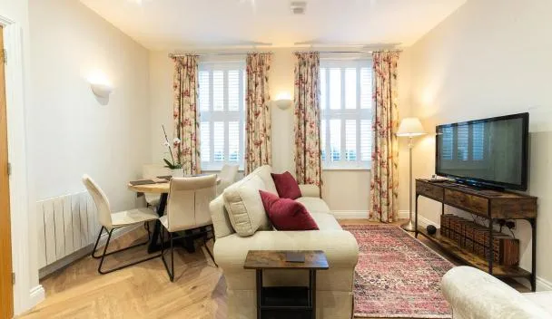 Rollestone House with Free Parking in Heart of City, Salisbury (updated ...