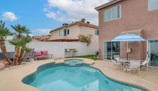 Outdoor Kitchen, Fire Pit, More! Las Vegas Getaway, Las Vegas (güncel ...
