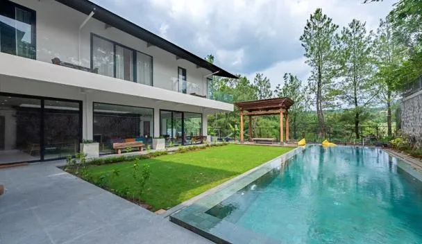 Villa Mewah Daya Tampung Banyak dengan Pemandangan Golf Course di ...