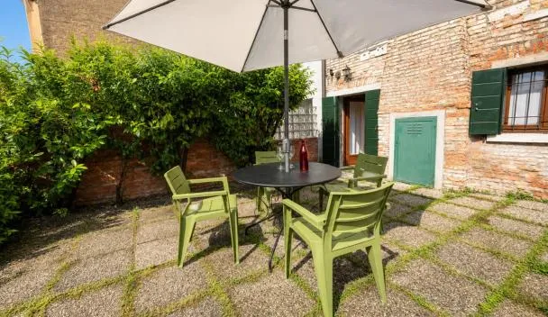 Rare private courtyard, very easy to reach, Венеция (актуальные цены ...