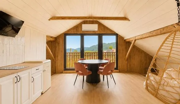 Charming wooden loft in a restored 1920s house, קובאריד (מחירים ...