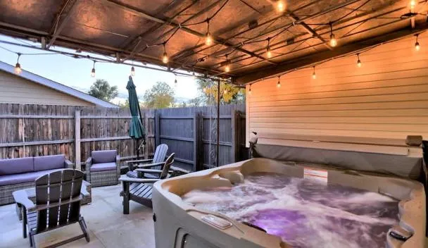 Hot Tub and Pool Table in Large Arvada Home, Arvada (updated prices 2026)
