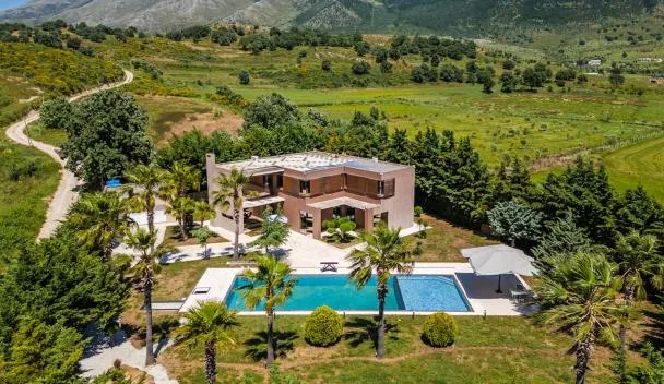 Fllad e Valë Luxury Private Pool Villa by PikHost（Tragjas）：（最新料金：2026年）