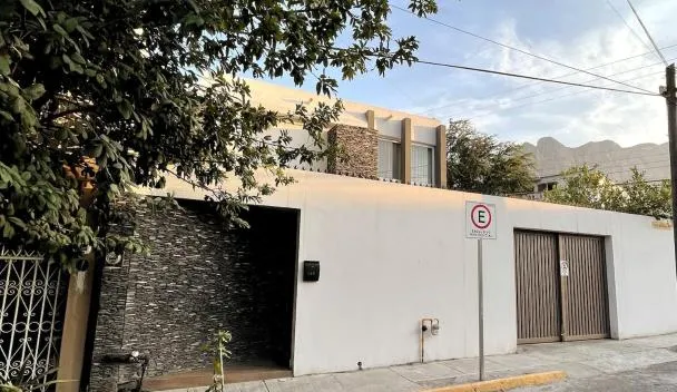 Casa Familiar con amplio jardin asador y cochera, Monterrey ...