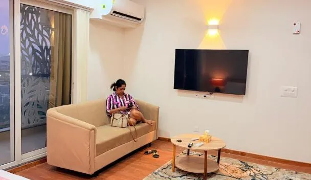 Premium Studio near Expo Mart , Pari Chowk , Kitchen , WiFi, Google TV ...