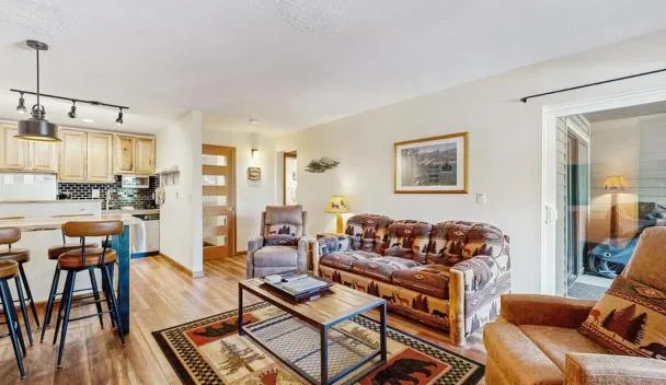 Stylish Condo - Private Beach Access Shared Hot Tub Pools Marina ...