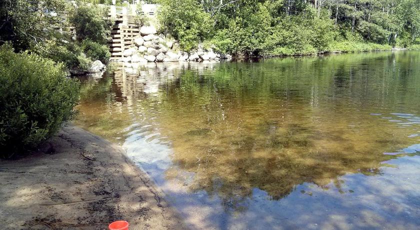 La Maison jaune de Chute-Saint-Philippe à Val-Viger (QC) à partir de