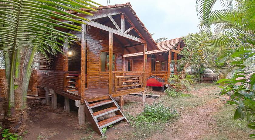 Rustic hut at Ashwem Beach, Goa, by GuestHouser 33445 Entire house ...