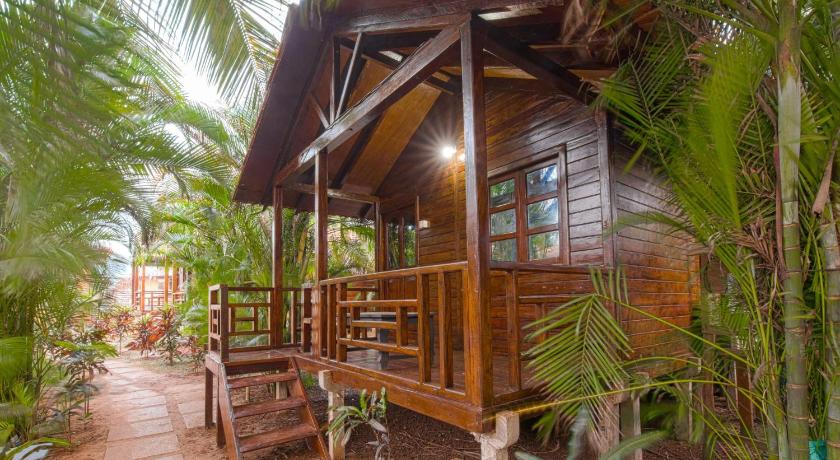 Rustic hut at Ashwem Beach, Goa, by GuestHouser 33445 Entire house ...