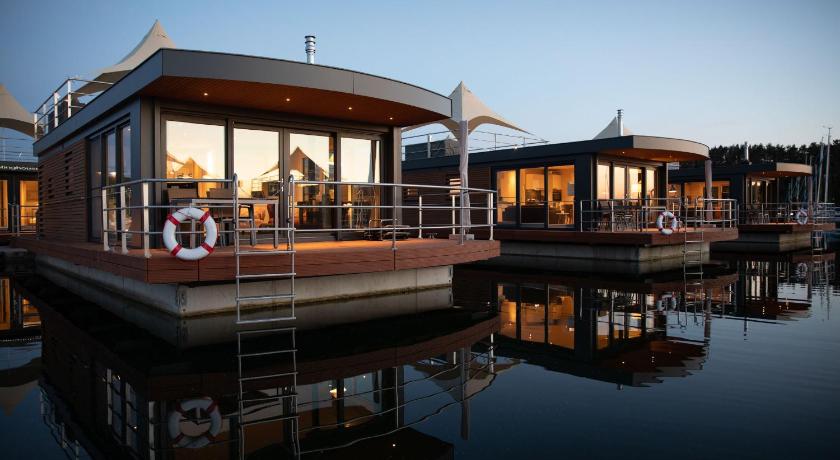 Schwimmendes Hotel Mit Schwanentretboot