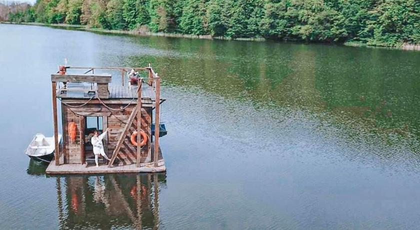 Plywajacy Domek Przywidz - rezerwuj pokoje w hotelu Plywajacy Domek ...