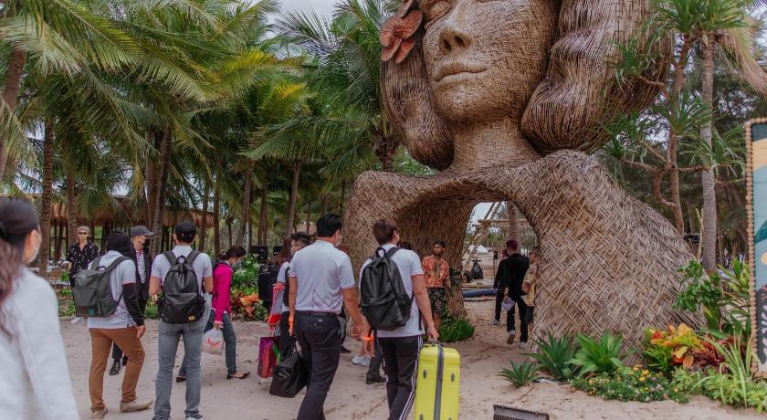 Hola Beach - Beach Club and Eco Glamping Resort với giá từ 746143