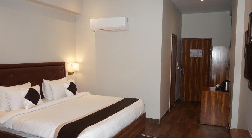 Neel Clarks Inn Express Agra Hotel - Deals, Photos & Reviews