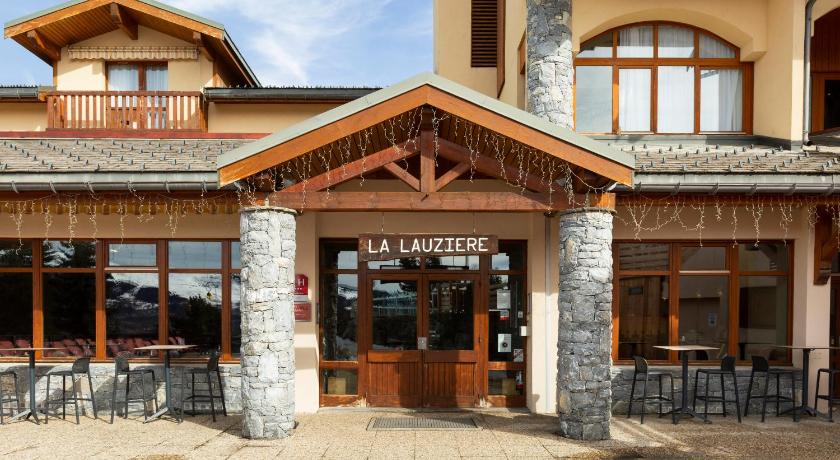 BOOK >> SOWELL Family La Lauziere in Aime, France
