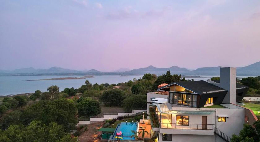 Pearl Lakeview Mansion by StayVista - Lakeside villa with Infinity pool ...