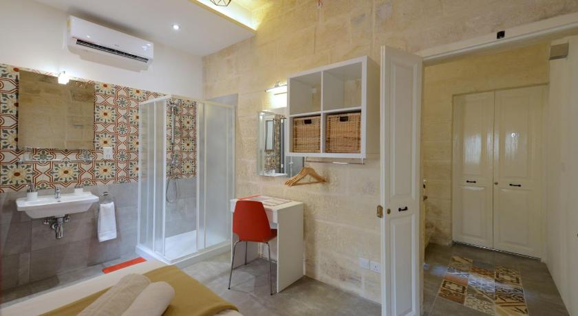 CSD/LH Private room with bathroom in Valletta | 2025 Updated prices ...